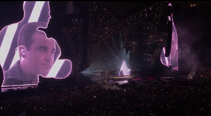 Touching – Robbie Williams breaks down in tears whilst playing hit song ...